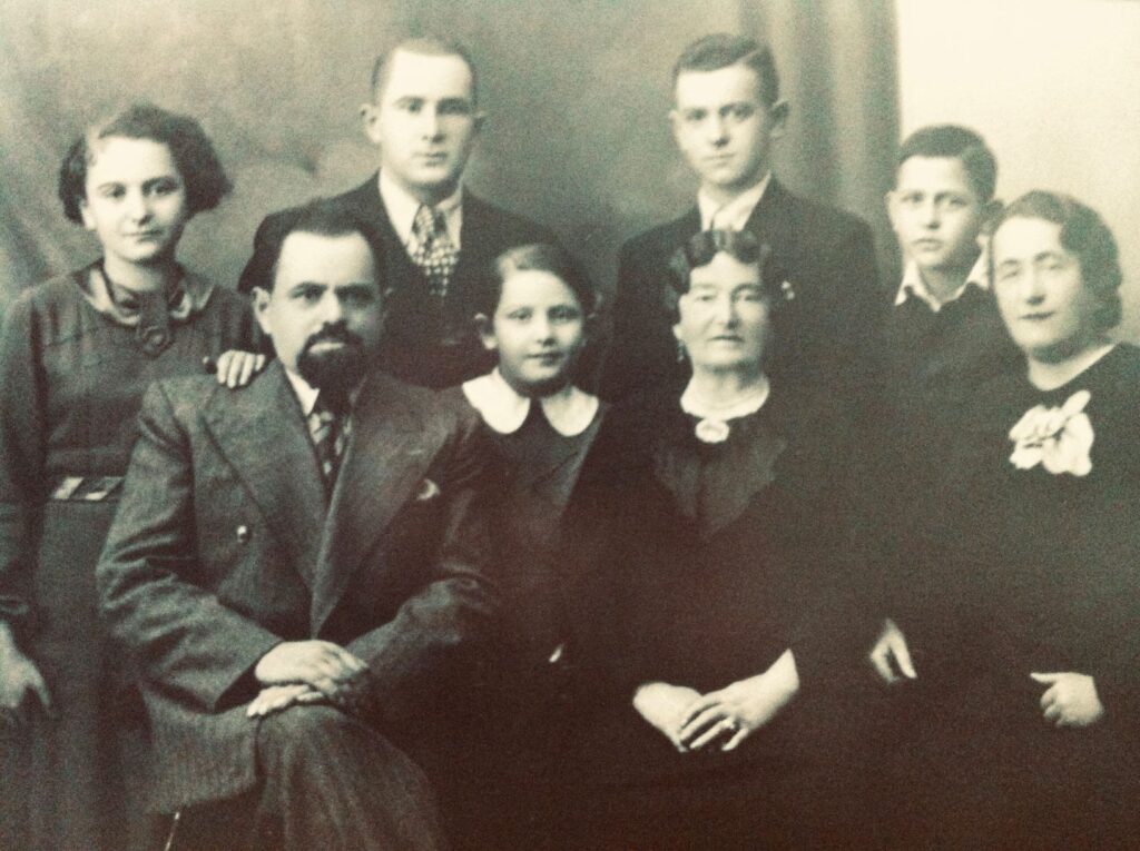 Goldman Family - Jews of Ostrowiec אתר הנצחת יהודי אוסטרובייץ (אוסטרובצה)